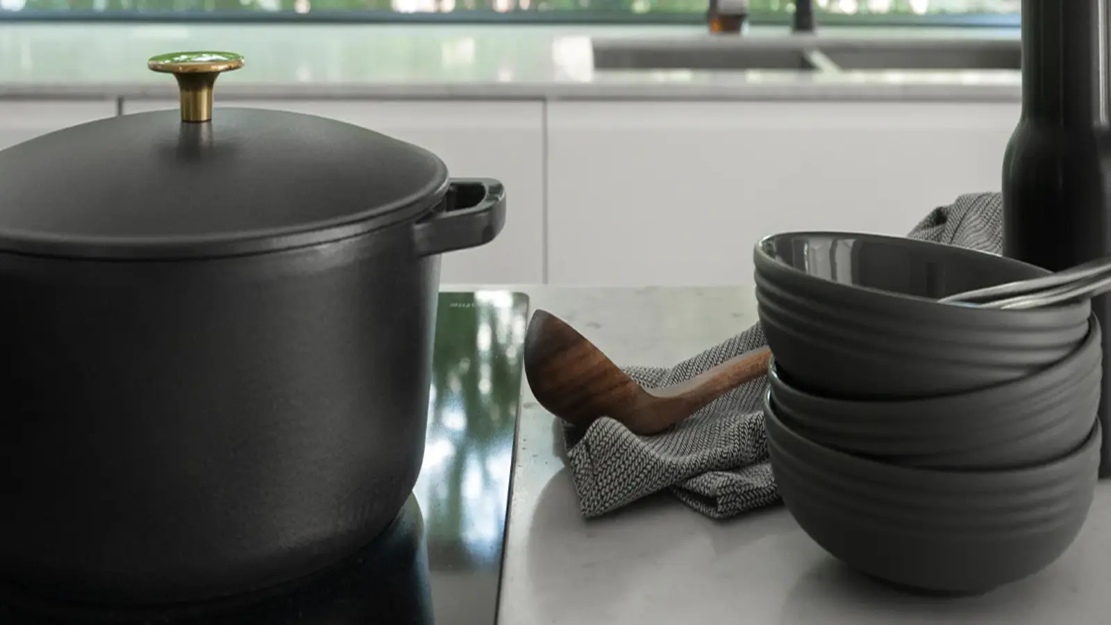This Cast Iron Dutch Oven Is Going Viral - Kiya's Kitchen